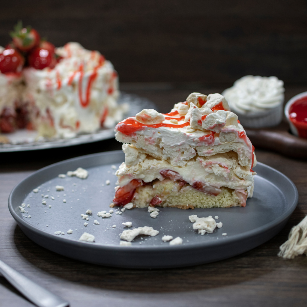BOLO MERENGUE MORANGO – CONFEITARIA ICELAND